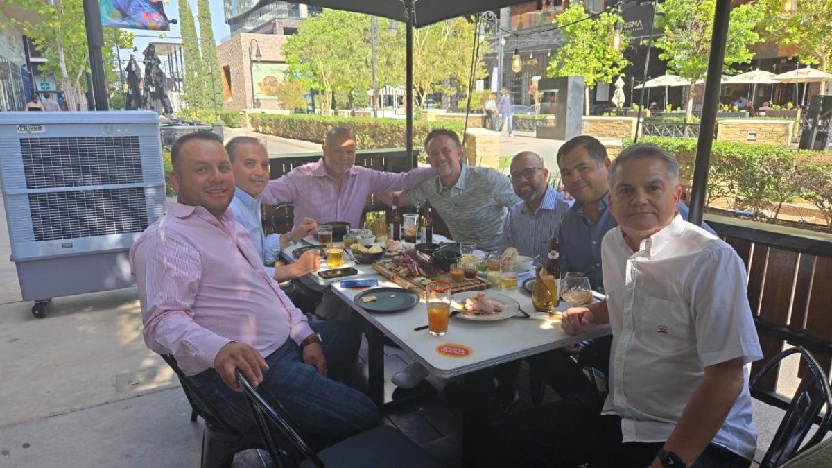 Se vio hoy a César Duarte en el Botanero Dos Aguas en D1 con Lalo Almeida, Javier Garfio, César ...