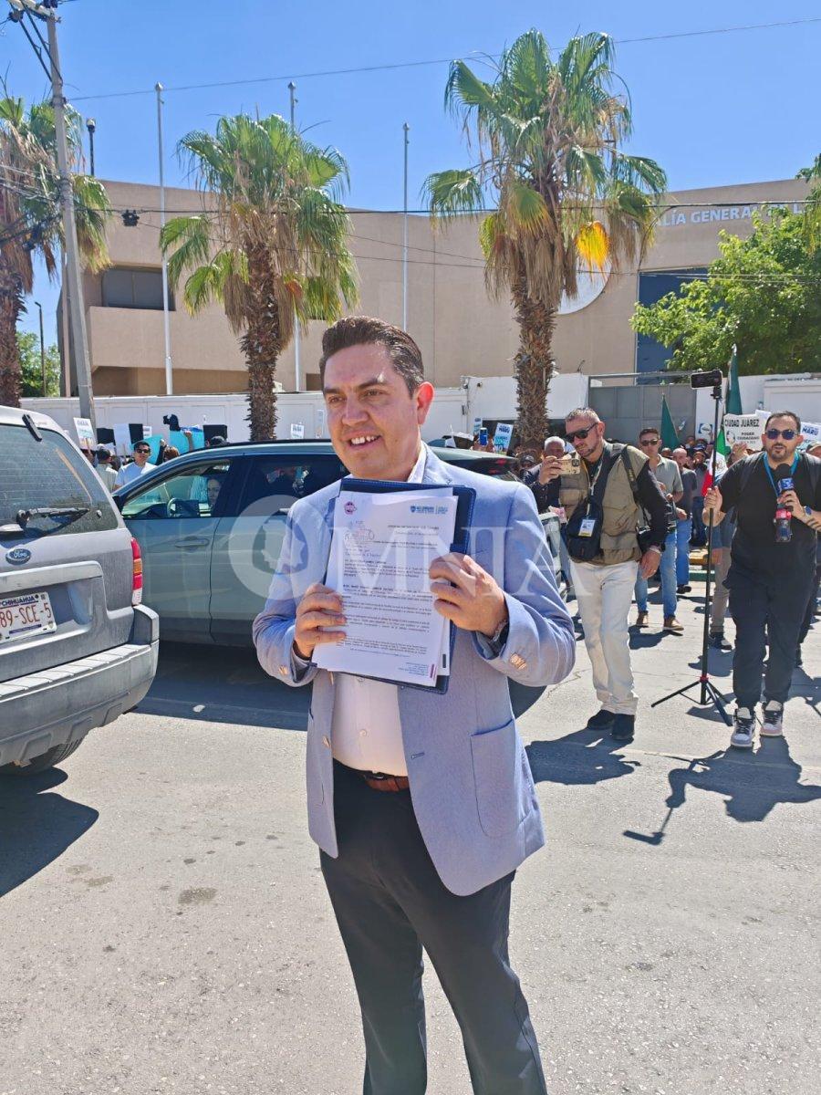 Consejero jurídico de Gobierno se fotografía con documento al exterior ...